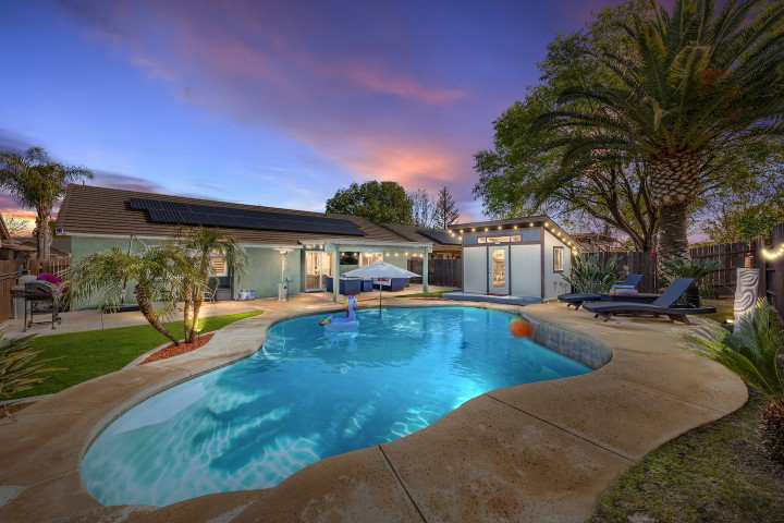 Modern 4br/2ba + Game Room, Pool & Ev Charger! - Bakersfield, CA