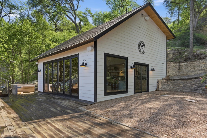 Lake Austin Boathouse: Dock + Pickleball Court - Austin, TX