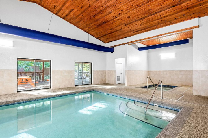 2 Queen | La Quinta Boone University | Indoor Pool - Boone, NC