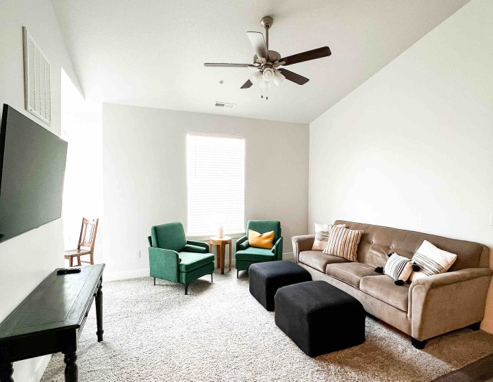 Clean 3bd/2ba Condo W/pickle Ball, Pool, Mtn Views - Lehi, UT