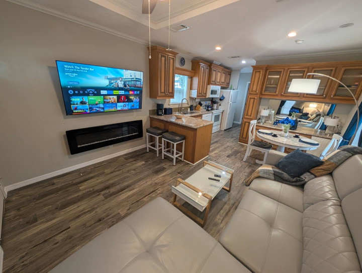 Indigo Lodge. 70" Tv. Patio. Quiet & Free Parking - DeLand, FL