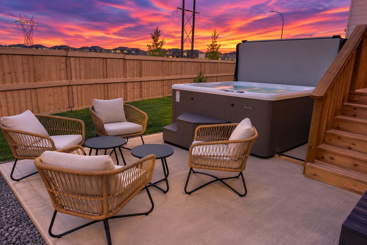 New*modern Escape*kingbed*hottub*game&theaterroom - Edmonton, Canada