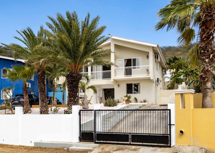 Last Minutes, Local Vibes, King Bed, Shared Pool. - Curaçao