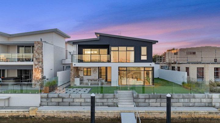 Ultimate Luxury On The Waterfront - バッセルトン