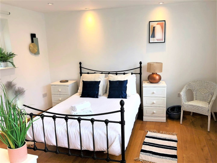 Prime Location! Detached Clifton Home With Parking -