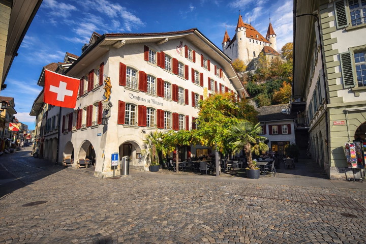 Historic Gem On Old Town Square - Spiez