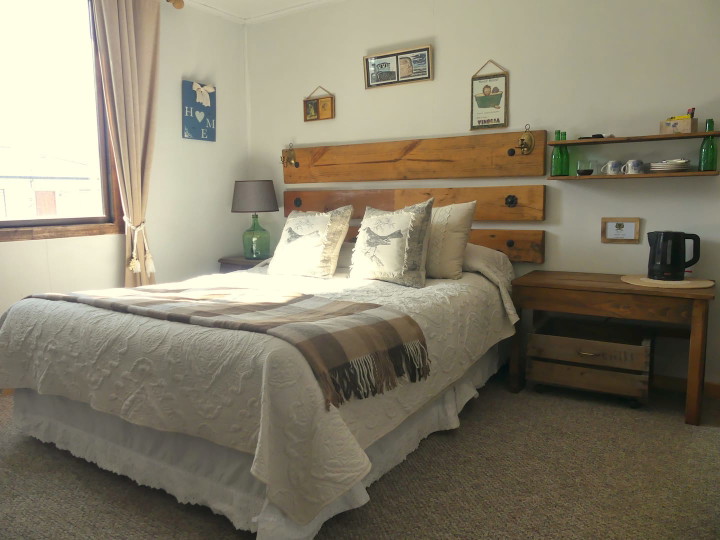 Matrimonial Room At Pire Mapu Cottage, En Suite - Puerto Natales