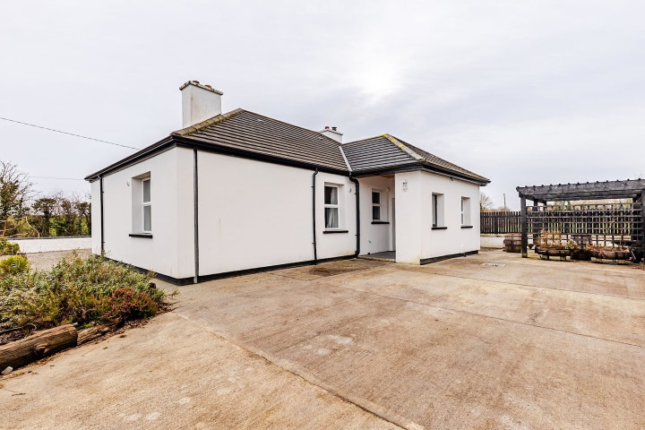 Cheerful Three Bedroom Country Cottage - Ballina