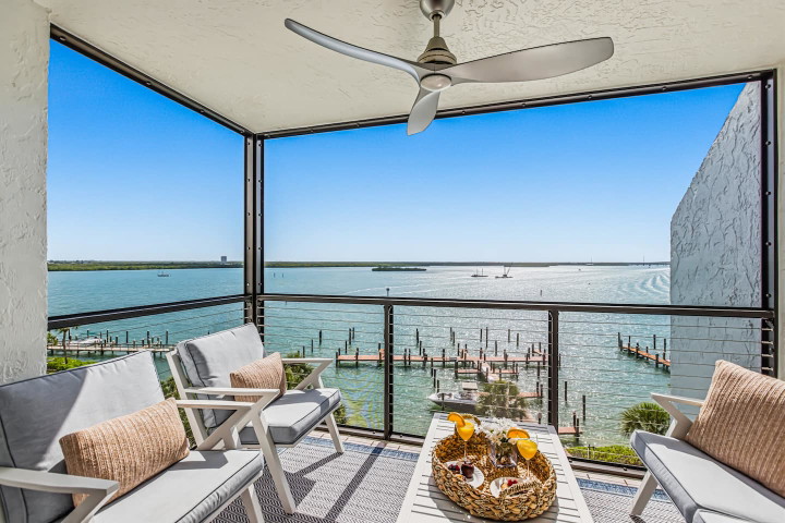 Top Floor Marco Island Waterfront Condo + Pool - Marco Island, FL