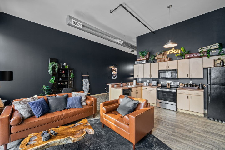 Wells Fargo - Huge King Bed Loft - Free Parking - Des Moines, IA