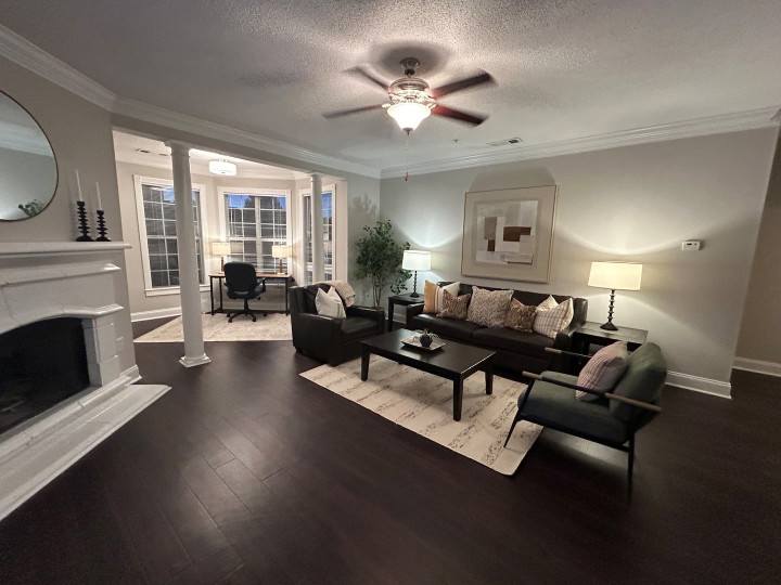 Fabulous Penthouse 2 Bedroom/2 Bath With Pool View - Alpharetta