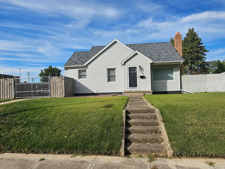 Cozy Convenient Home With A Pool - South Bend, IN