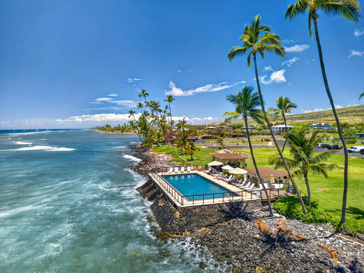 Spacious 2 Bed Retreat With Pool And Ocean Views - Lahaina, HI