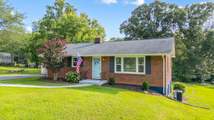Stylish Stay Near Liberty U! - Lynchburg, VA