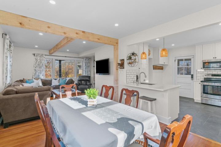Cheerful Cozy Colonial - Rhode Island