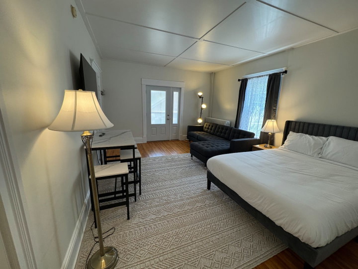 Cozy 2-bed Apartment In Town - Wolfville