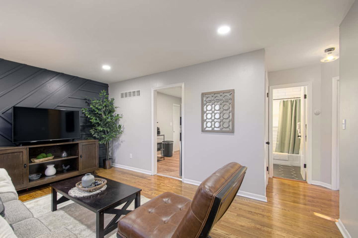 Modern, Cute, Perfect Location! - Shawnee, KS