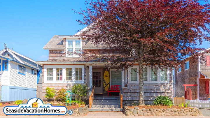 Hot Tub: The Beach Ball House: 650ft To Beach:  Seaside Vacation Homes, Inc Mana - Cannon Beach, OR