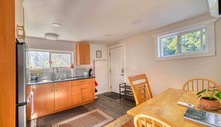Central Coach House Apartment - Grand Forks
