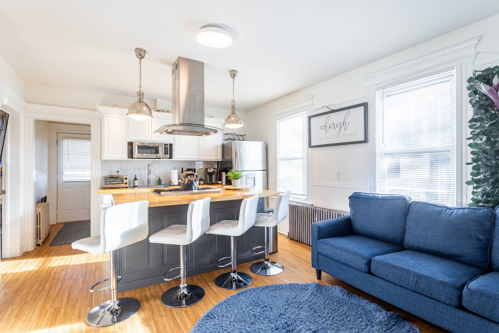 Luminous Retreat 5br Home, Private Yard & Pergola - Bridgeport