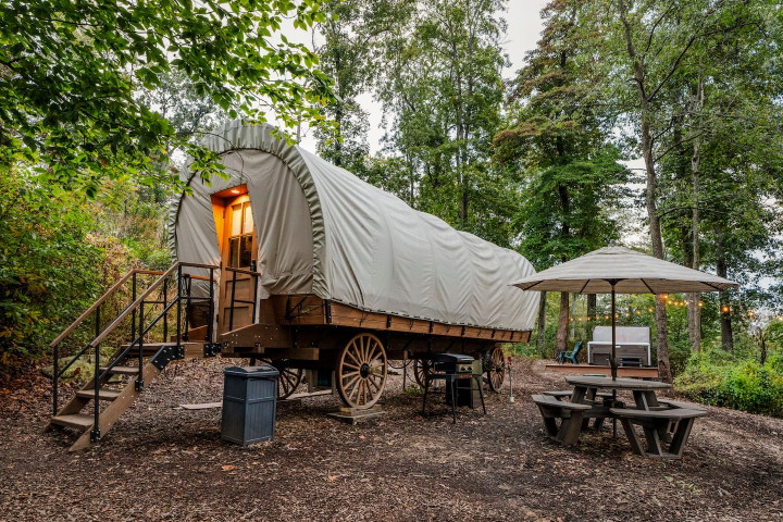 Covered Wagon With Salt Water Hot Tub - Strasburg, PA
