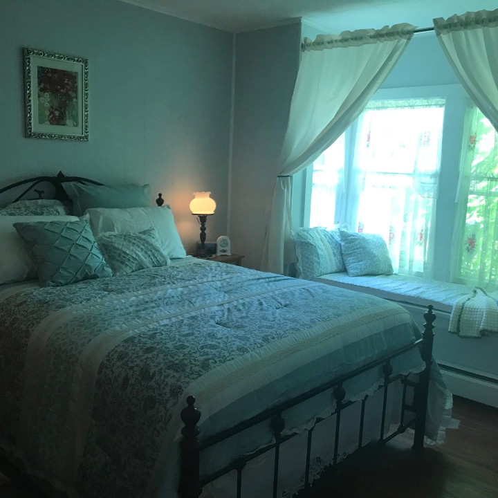 Bennington Guest Farmhouse, Spacious, 5br, 2 Baths - Bennington, VT
