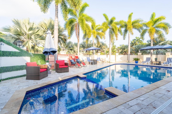 Guesthome W/ Heated Pool 5 Mins From Miami Airport - Miami, FL