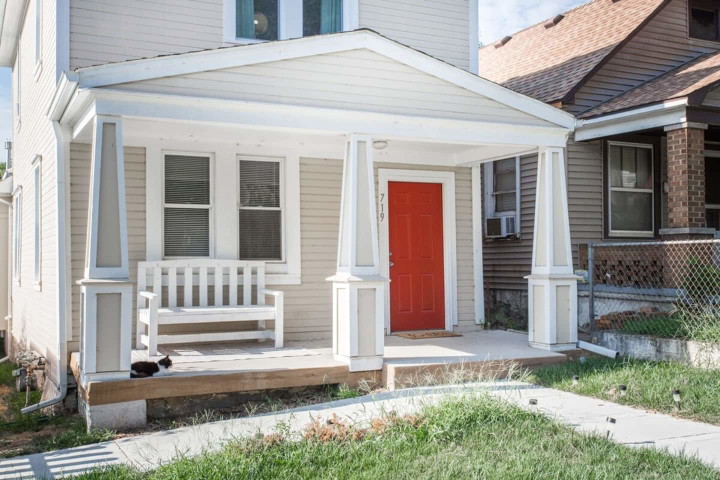 Rustic 2 Story W/ Downtown Views & Private Parking - North Kansas City, MO