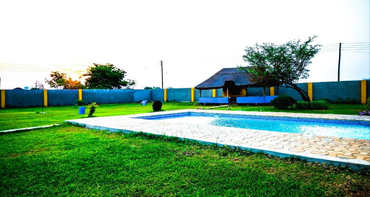 Modern Poolside Stay W/fast Starlink Wi-fi & Ac - Lusaka