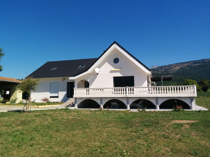 Villa Blanche Avec Piscine - La Mure