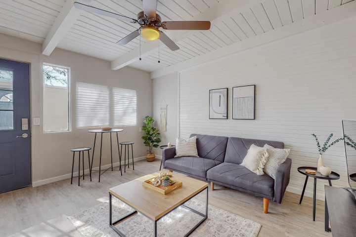 Remodeled Courtyard Apt W/king Bed, In-unit W&d - Albuquerque, NM