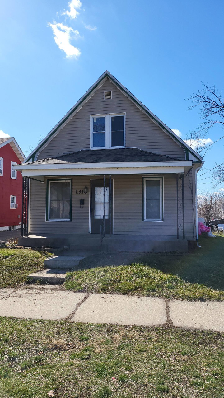 Older 2 Br House Near Czech Village. - Cedar Rapids, IA