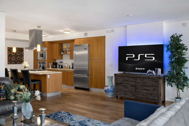 Luxury High-rise Apartment With Pool View - Irvine, CA