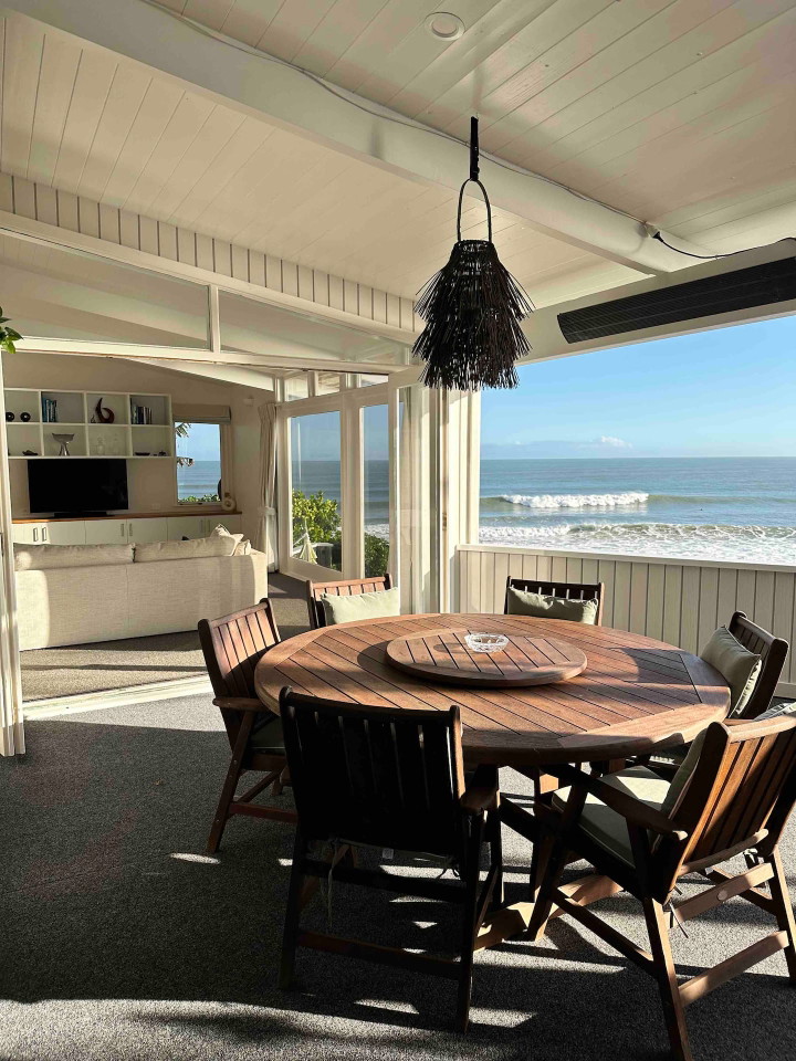 Whale Bay Surf House + Spa - Absolute Waterfront - Raglan