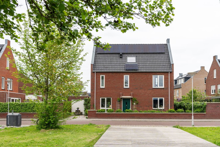 Familyhome With A Big Garden 
And Free Parking - Diemen