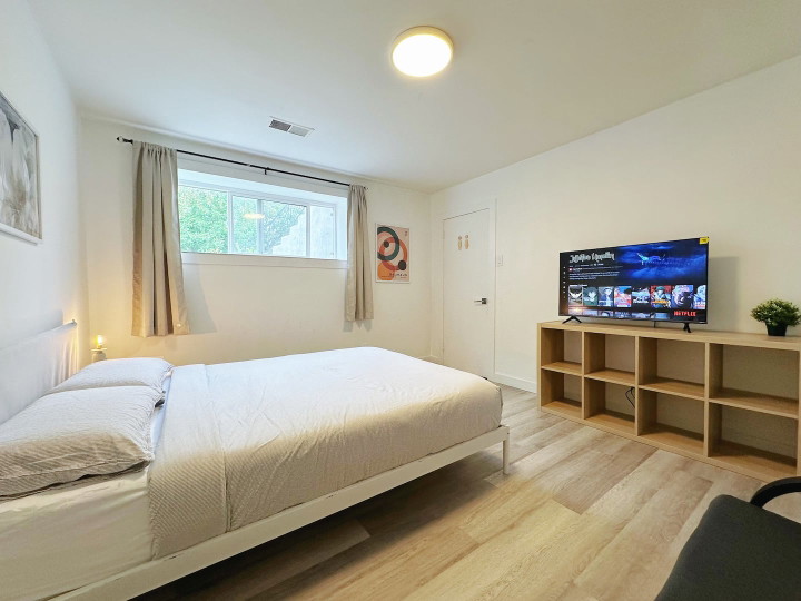 Chic 8th St Hub - Central & Cozy - Suite C - 새스커툰