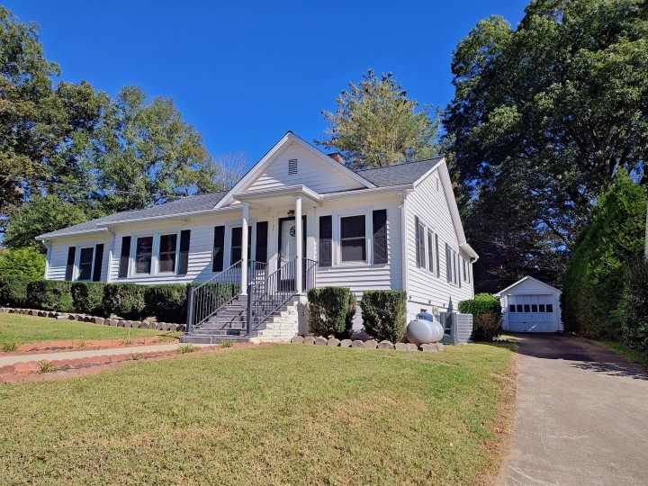 "Its Only Money" Dog-friendly Downtown Cottage - Morganton, NC