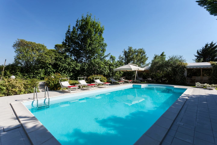 Apartment Surrounded By Greenery And Private Pool - Pesaro