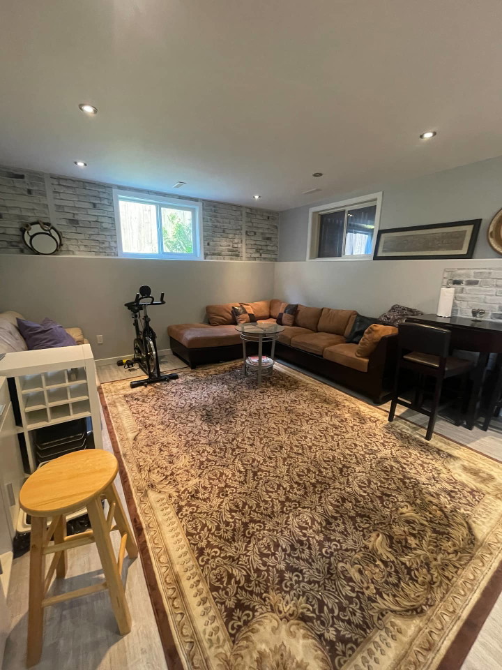 Neat 2-bedroom Lower Level Suite - レッド・ディア
