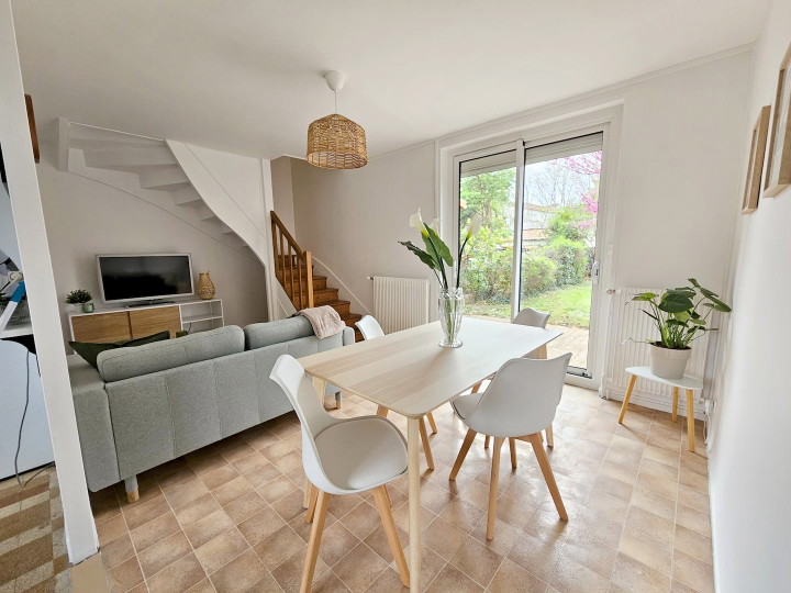 Quiet House With Garden And Private Parking - Bron