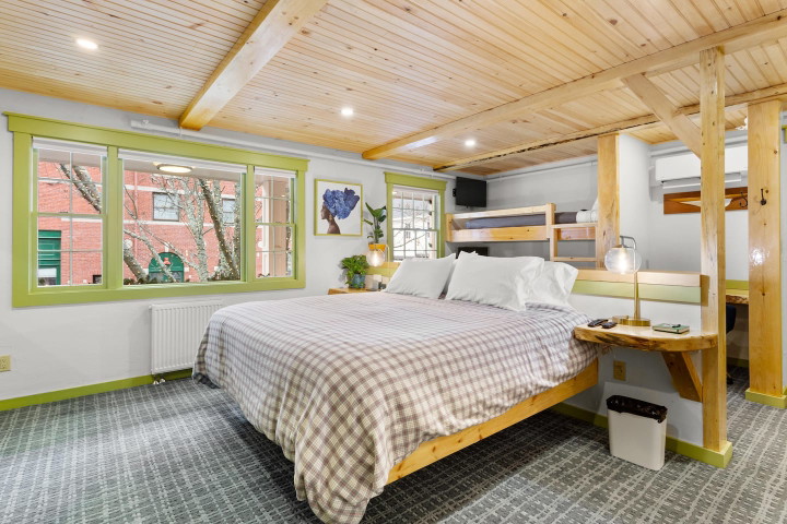 Bay Side Room: Downtown Camden Hotel - Camden, ME