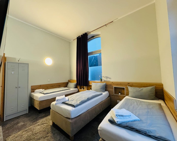 3 Single Beds | Kitchen & Bathroom | Parking - Hanovre