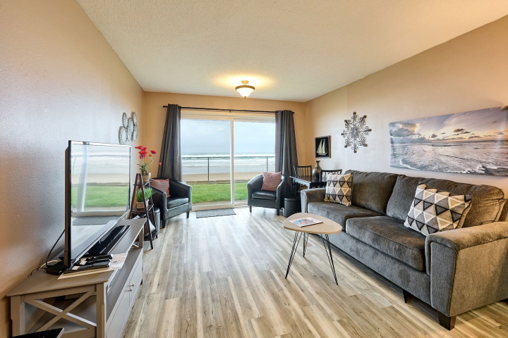 Cozy Ground Floor Beachfront Suite - Sleeps 4 - Pool And Sauna! - リンカーン・シティ, OR