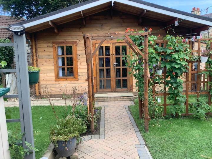 2 Bedroom Log Cabin 10 Min Walk To Beach & Train - 迪爾