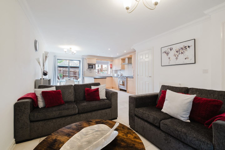 Spacious 3 Bedroom Home With 2 Bathrooms - Milton Keynes