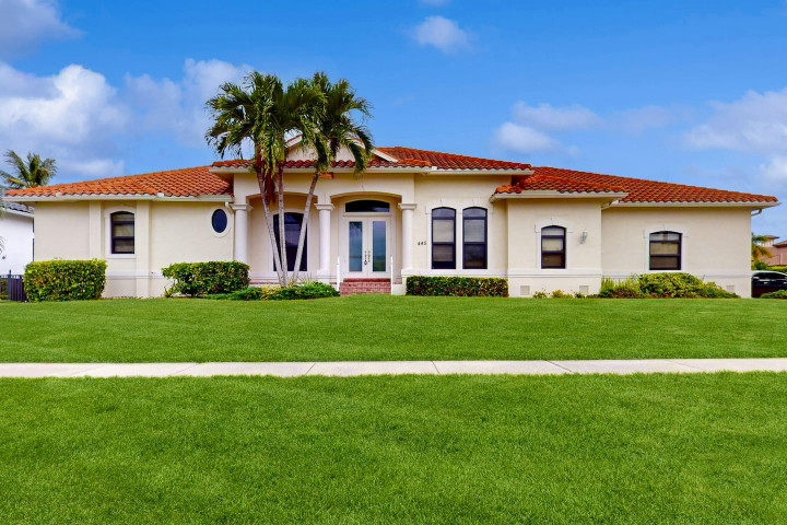 Canalfront Home: Pool, Spa, Dock & Private Gym - Marco Island, FL