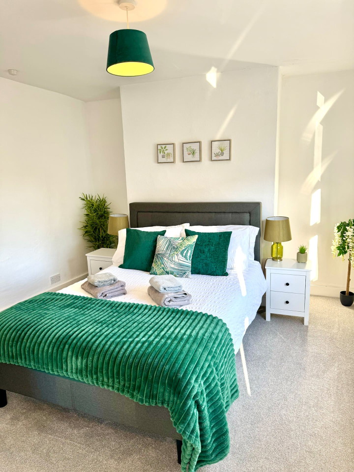 2-bedroom House In Town Centre + Permit Parking - Worcestershire