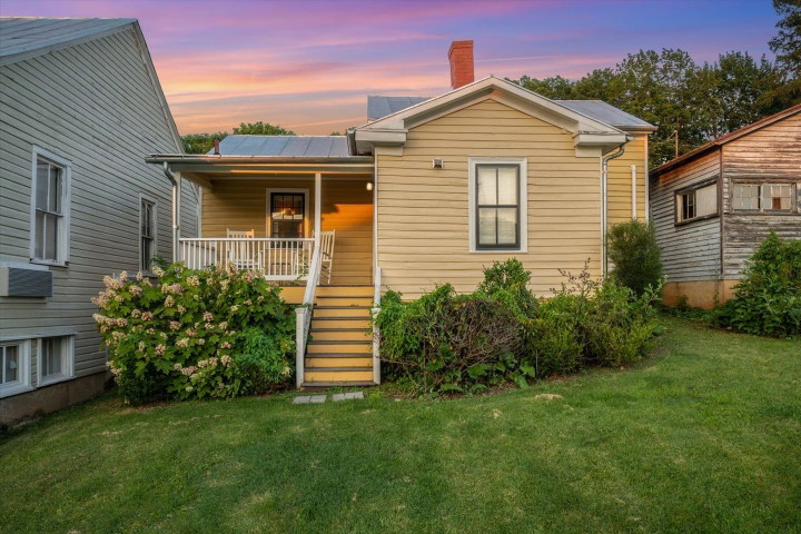 Little Yellow House: Walk To Downtown Staunton - Staunton, VA