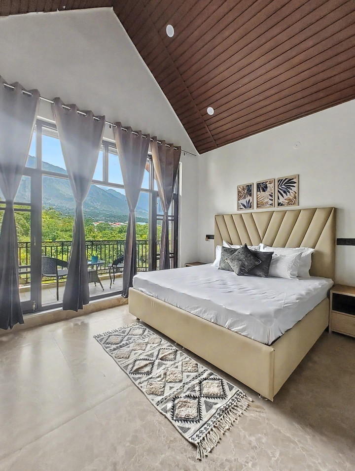 Romantic Mountain Retreat · Private Balcony - Dharamshala