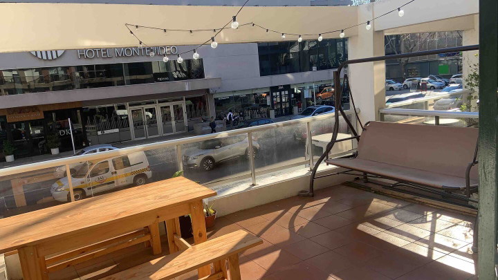 Apto Con Gran Terraza Solo Pareja Mayor - Montevideo